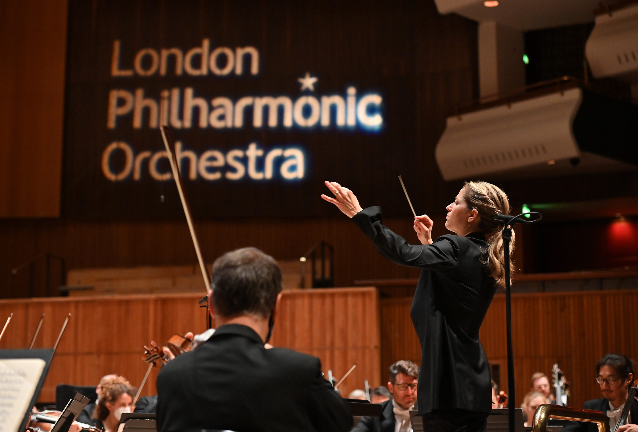 Karina Canellakis extends LPO contract - London Philharmonic Orchestra